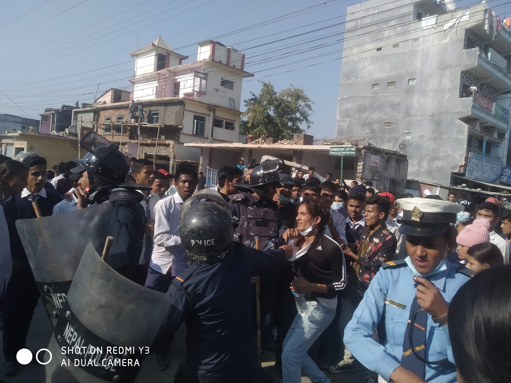 धनगढीमा निषेधाज्ञा कै बीच विद्यार्थीको प्रदर्शन जारी